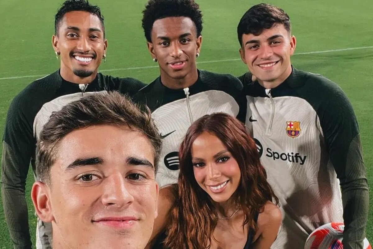 Anitta ensina coreografia de seu novo hit para jogadores do Barcelona ...