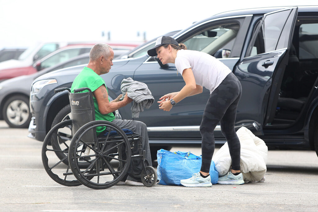 Jennifer Garner faz boa ação e ajuda morador de rua. Veja outros ...